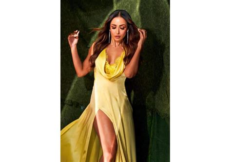 Janhvi Kapoor To Kareena Kapoor Khan Bollywood Actresses Flaunt Toned