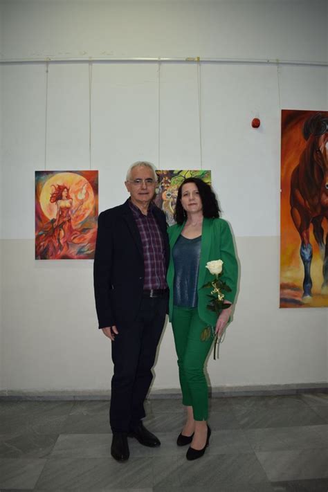 Студентката Евтимка Симеонова представи самостоятелна изложба „Светлина“ в ЮЗУ „Неофит Рилски“