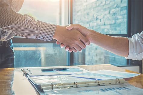 성공적인 사업가 핸드 쉐이 킹 후에 좋은 비즈니스 핸드셰이크 그리고 비즈니스 사람입니다 개념에 대한 스톡 사진 및 기타 이미지 개념 계약서 긍정적인 감정 표현