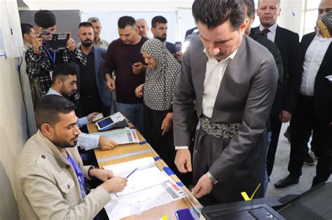 نائب رئيس مجلس النواب دشاخەوان عبدالله يُدلي بصوته في إنتخابات مجالس