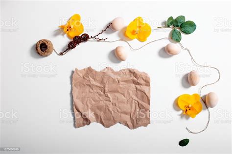 흰색 배경에 밧줄 나무 계란과 난초 꽃 행복 부활절 카드 복사 공간이 있는 종이를 제작합니다 0명에 대한 스톡 사진 및 기타