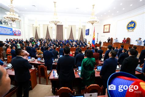 УИХ ын гишүүдэд гарын авлага тэмдгийг гардуулан өглөө