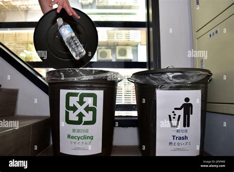 Taipeis Taiwan 31st May 2017 A Resident Throws Garbage Into