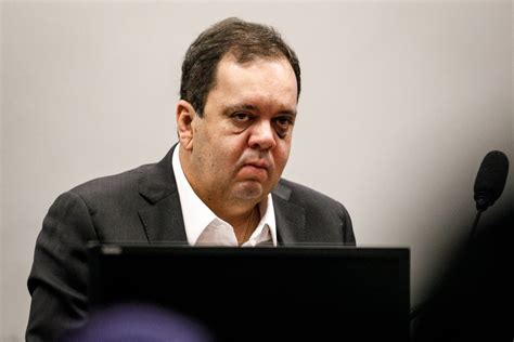 A carona de Elmar Nascimento num carro cheio de pistolas e revólveres