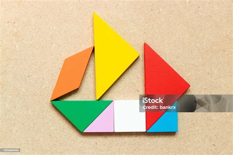 木の背景に帆船の形の色のタングラム カラー画像のストックフォトや画像を多数ご用意 カラー画像 カードゲーム クルーズ Istock