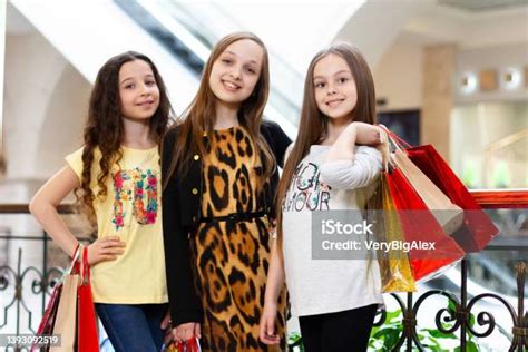 프랑스 베레와 현대적인 코트를 입은 세련된 어린이 쇼핑백을 가진 어린 소녀 봄 날씨 가을 추세 쇼핑의 날 현대 행복한 삶 어린 소녀 아이 패션 룩 복사 공간 현대 생활 3