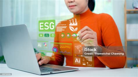 스타일러스 펜을 사용하여 비즈니스 투자 전략 개념 Esg 환경 사회 거버넌스 투자 비즈니스 개념 환경 및 비즈니스 성장에서 화면에서 Esg를 분석하는 여성의 손 40 44