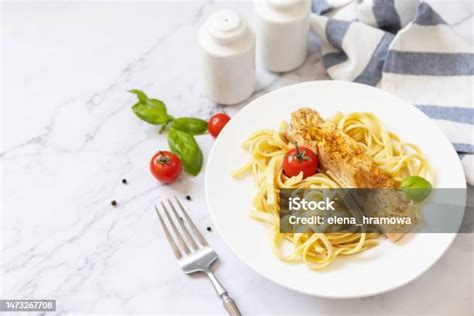 대리석 배경에 크림 치즈에 구운 연어를 곁들인 글루텐 프리 스파게티 파스타 공간을 복사합니다 0명에 대한 스톡 사진 및 기타