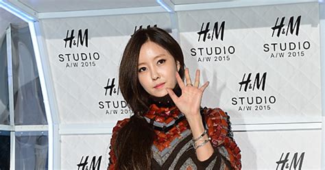 포토엔 티아라 효민 상의는 가을 하의는 여전히 한여름