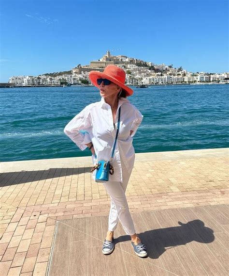 Pop singer Lulu unrecognisable in throwback pic as she reveals one ...