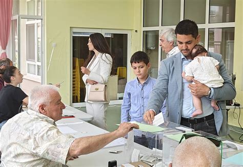 ГОРЕЩО В ПИК Радостин Василев глези жена си със скъпи подаръци заведе я да гласува с чанта за