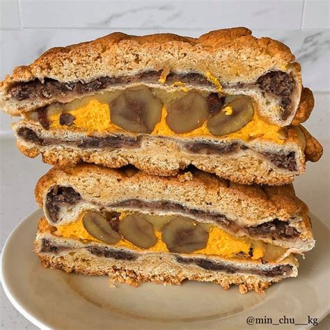 요즘 이거 어때 구황작물의 합작이다 단호박고구마밤 다 모였다 묵직하다 한 손으로 들긴 힘든 정도다 우리가 아는 맘모스