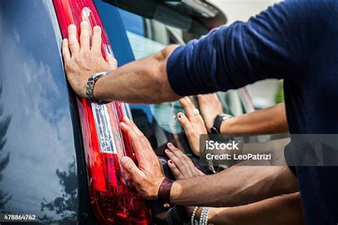 เพื่อนเข็นรถหลังเครื่องยนต์ขัดข้อง ภาพสต็อก ดาวน์โหลดรูปภาพตอนนี้ ดัน การออกกำลังกาย