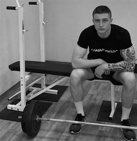 Мальчик, тренирующийся по боксу в подземке