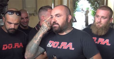 Insultò I Poliziotti Ma Non Aveva Tutti I Torti Assolto Il Leader