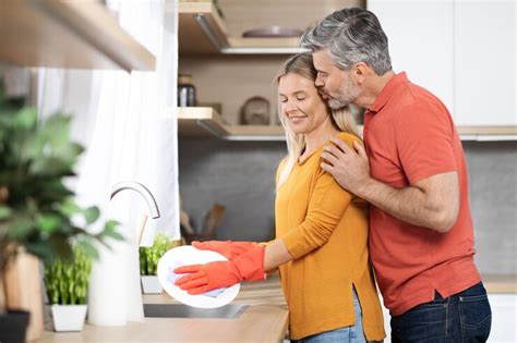 Premium Photo Attractive Mature Blonde Woman Washing Dishes Husband