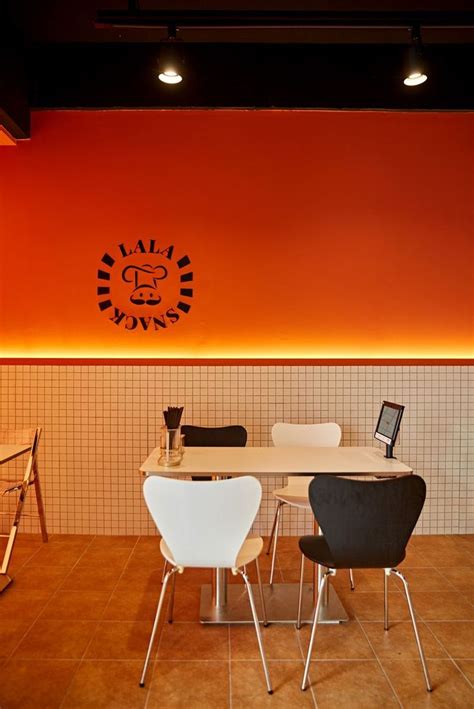 식욕을 자극시키는 레드오렌지 컬러 포인트 30평 캐주얼 분식집 인테리어 Di 2024