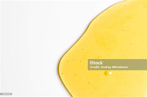 신선한 꿀 이나 합성 오일 또는 식물성 기름 흰색 배경입니다 공간을 복사합니다 꿀에 대한 스톡 사진 및 기타 이미지 꿀 방울 숟가락 Istock