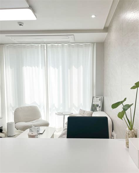 히두네 화이트인테리어•집꾸미기 식탁에서 본 우리집🤍 거실 상판바꾸기전에는 식탁만 피해 찍었는데 바꾸고나니 마음에들어서 자꾸 사진찍는거 저만 그런거아니죠 그나저나