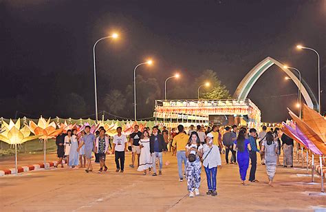 တန်ဆောင်မုန်းလပြည့်နေ့ သာမညဖလအခါတော်နေ့ တွင် အမြို့မြို့အနယ်နယ်၌ စည်ကားများပြားမှုမြင်ကွင်း