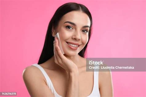ピンクの背景にマットワイプを使用する美しい女性 紙のストックフォトや画像を多数ご用意 紙 1人 25 29歳 Istock