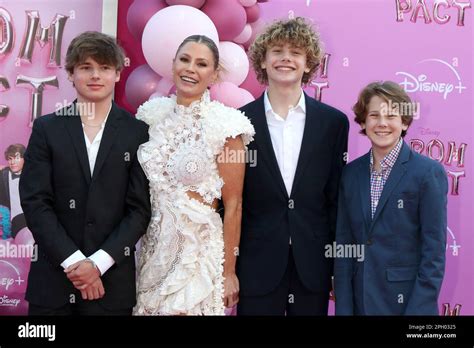 Los Angeles Mar 24 Julie Bowen Sons Oliver Phillips John Phillips