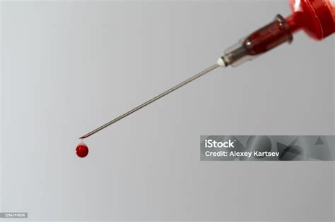 혈액 샘플주사기 바늘 끝에 혈액 한 방울 혈액 화학 바이러스에 대한 혈액 검사 건강 검진에 대한 스톡 사진 및 기타 이미지
