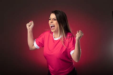 Fã de futebol da mulher do Qatar torcendo por seu clube favorito e equipe fundo roxo da copa do