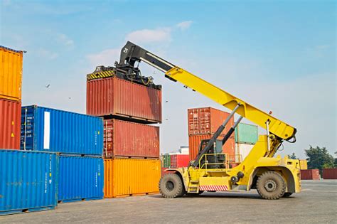 크레인은 포트에서 컨테이너를 들어 올릴 수 있습니다 컨테이너 상자를 취급하는 지게차 교통수단에 대한 스톡 사진 및 기타 이미지 교통수단 강철 교환 Istock