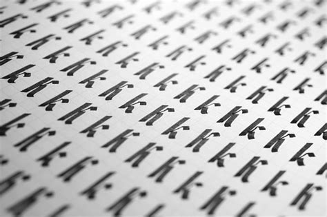 서예 흑백 문자 K 배경입니다 워크 시트를 작성하는 문자 연습 필기 기호 채우기 패턴입니다 서예 문자 K 학습 기술 종이 페이지 0명에 대한 스톡 사진 및 기타 이미지