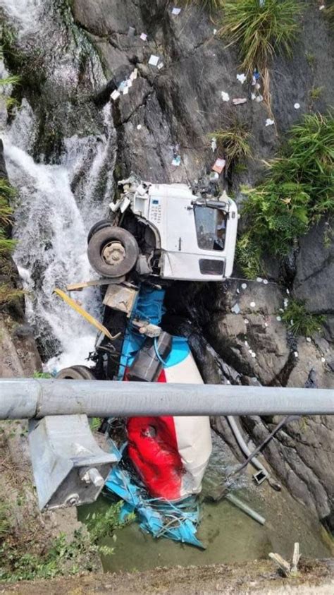 命大！水泥預拌車台7線自撞 「墜10m溪谷」駕駛輕傷