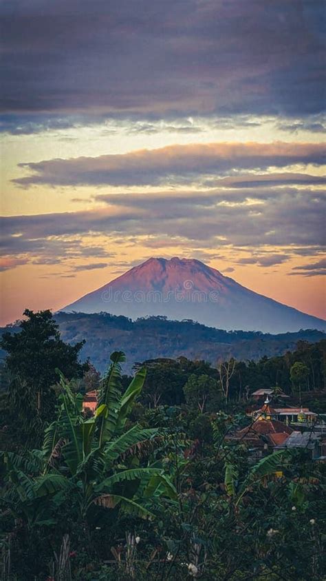 Puncak Gunung Sumbing The Majestic Peak Of Mount Sumbing At Sunrise