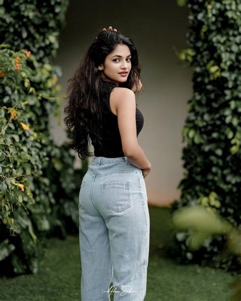 லவ் டுடே இவானாவா இது அடேங்கப்பா எப்படியெல்லாம் போஸ் கொடுத்துருக்காரு