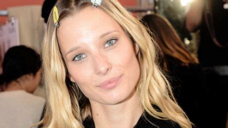 Ilona Smet maman ses tendres clichés de sa balade à la plage avec son fils et son compagnon