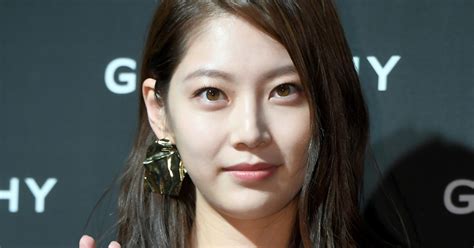 공승연 우아한 손인사 포토엔hd