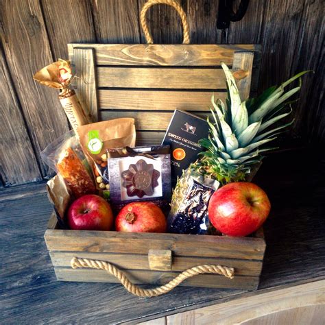 Подарочный ящик с фруктами и натуральными младостями