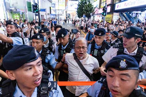 【六四前夕，香港四人於銅鑼灣一帶悼念，被警方以涉嫌煽動、行為不檢拘捕】 Initium Media 端傳媒