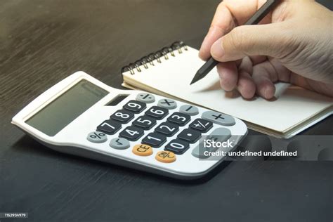 나무 책상 배경에 계산기와 펜 및 메모 종이로 남자 손을 닫습니다 가격에 대한 스톡 사진 및 기타 이미지 가격 개념