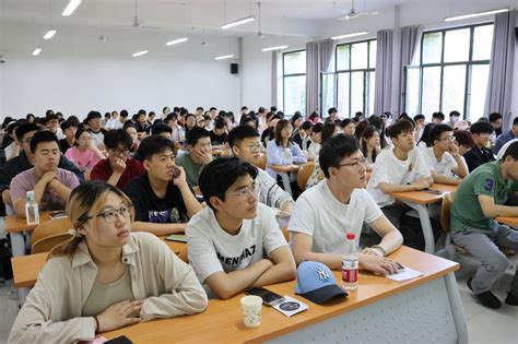 山东大学栾峻峰应邀为我院师生作学术报告 统计与数学学院