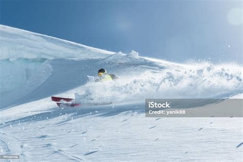 신선한 눈 가루에 스키의 총 길이입니다 화창한 날에 트랙 밖에 서 전문 스키어 가루로 빻은에 대한 스톡 사진 및 기타 이미지 가루로 빻은 건강한 생활방식 겨울