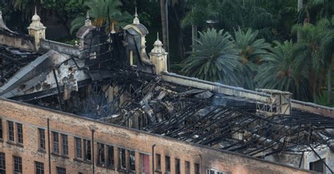 Incêndio atinge o Museu da Língua Portuguesa em São Paulo Fotos