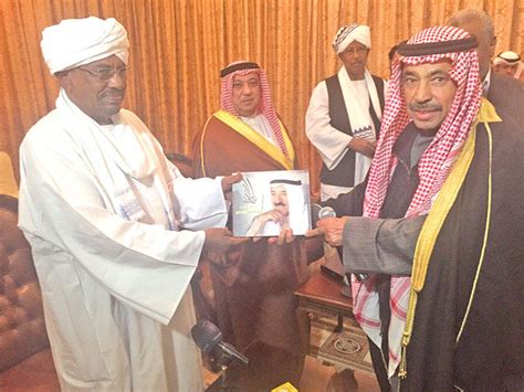 البابطين يهدي الرئيس السوداني كتاب صباح الأحمد قائداً للعمل الإنساني