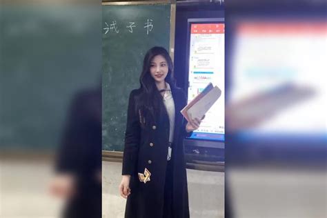 一定要当老师 工资多少无所谓 就是想听那些纹花臂的社会佬开豪车的大老板叫我一声 小萌老师社会小萌工资