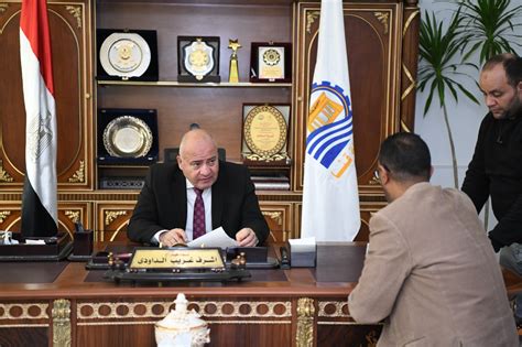 الأسبوعمحافظ قنا يواصل استقبال المواطنين لبحث شكواهم
