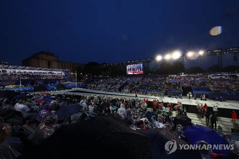 빗 속 파리올림픽 개회식 연합뉴스