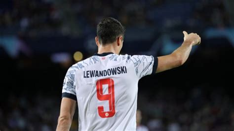 ما هي تفاصيل انتقال ليفاندوفسكي إلى برشلونة؟
