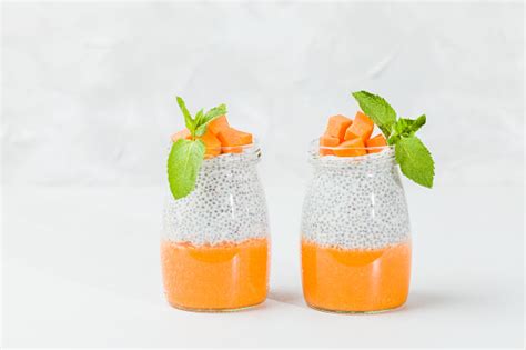 호박과 Chia 씨앗 푸딩 그린 민트 잎으로 아름 다운 안경에 퓌 레와 신선한 익은 오렌지 야채를 잘라 가을에 대한 스톡 사진