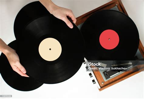 레트로 스타일 여자 손 비닐 레코드를 들고 흰색 바탕에 기록 된 비닐 플레이어 80 년대 평면도 레코드 아날로그 오디오에 대한