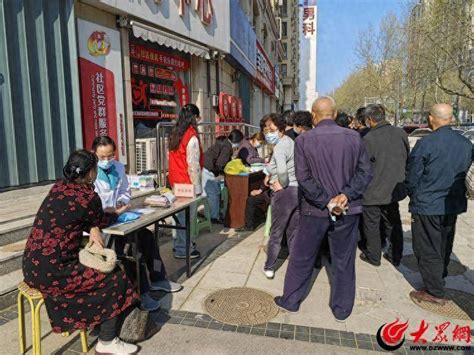 健康义诊进社区 服务群众零距离——潍坊市潍城区火车站社区开展爱心义诊活动居民