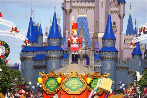 PHOTOS VIDEO Mickeys Once Upon A Christmastime Parade Begins Daytime